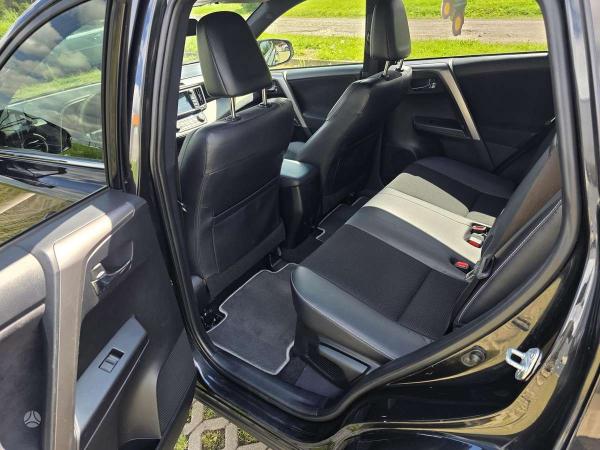 Black Toyota RAV4 2017 in Kaunas, with an engine capacity of 2.49 L and mileage of 157 thousand km for 18900 €, photo 8 on AUTOMOTO.COM.LV