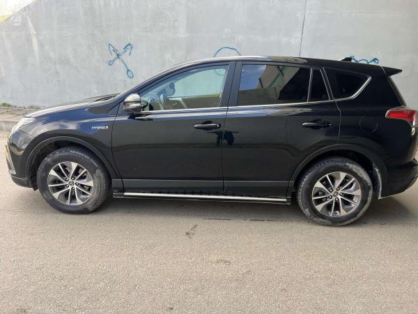 Black Toyota RAV4 2017 in Kaunas, with an engine capacity of 2.50 L and mileage of 250 thousand km for 13900 €, photo 6 on AUTOMOTO.COM.LV