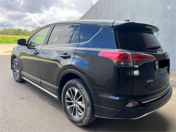 Black Toyota RAV4 2017 in Kaunas, with an engine capacity of 2.50 L and mileage of 250 thousand km for 13900 €, photo 8 on AUTOMOTO.COM.LV