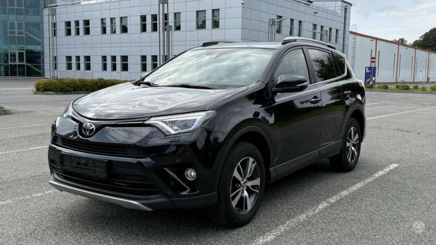 Black Toyota RAV4 2017 in Taurage, with an engine capacity of 2.00 L and mileage of 240 thousand km for 11999 €, photo 1 on AUTOMOTO.COM.LV