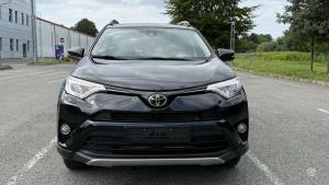 Black Toyota RAV4 2017 in Taurage, with an engine capacity of 2.00 L and mileage of 240 thousand km for 11999 €, photo 3 on AUTOMOTO.COM.LV