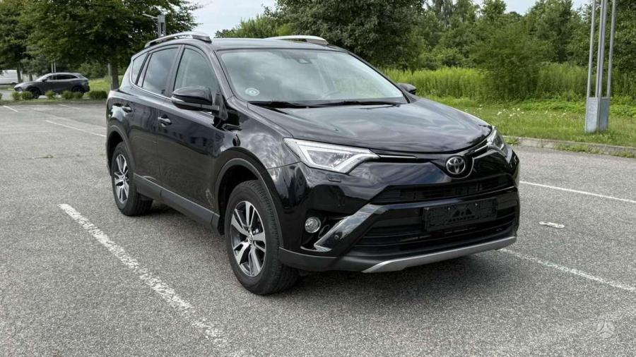 Black Toyota RAV4 2017 in Taurage, with an engine capacity of 2.00 L and mileage of 240 thousand km for 11999 €, photo 4 on AUTOMOTO.COM.LV