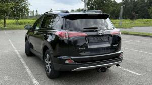 Black Toyota RAV4 2017 in Taurage, with an engine capacity of 2.00 L and mileage of 240 thousand km for 11999 €, photo 5 on AUTOMOTO.COM.LV