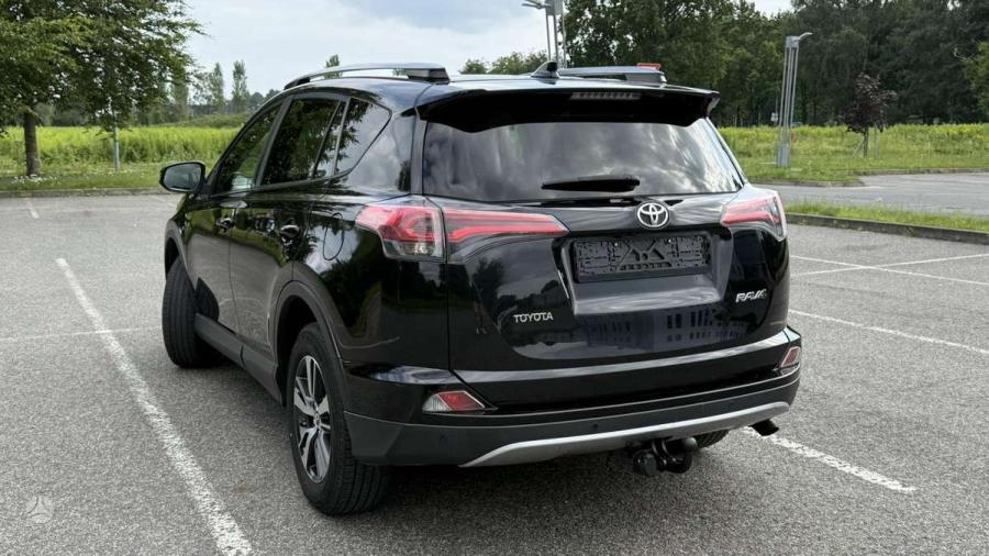 Black Toyota RAV4 2017 in Taurage, with an engine capacity of 2.00 L and mileage of 240 thousand km for 11999 €, photo 5 on AUTOMOTO.COM.LV