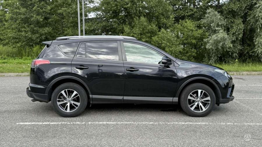 Black Toyota RAV4 2017 in Taurage, with an engine capacity of 2.00 L and mileage of 240 thousand km for 11999 €, photo 6 on AUTOMOTO.COM.LV