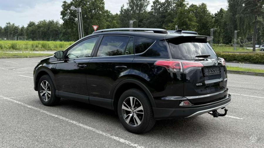 Black Toyota RAV4 2017 in Taurage, with an engine capacity of 2.00 L and mileage of 240 thousand km for 11999 €, photo 7 on AUTOMOTO.COM.LV