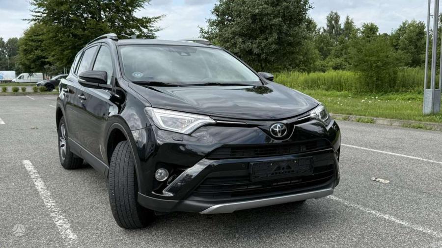 Black Toyota RAV4 2017 in Taurage, with an engine capacity of 2.00 L and mileage of 240 thousand km for 11999 €, photo 10 on AUTOMOTO.COM.LV