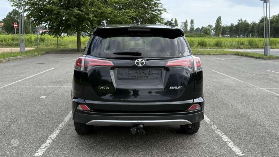 Black Toyota RAV4 2017 in Taurage, with an engine capacity of 2.00 L and mileage of 240 thousand km for 11999 €, photo 12 on AUTOMOTO.COM.LV