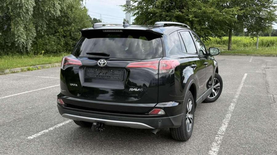 Black Toyota RAV4 2017 in Taurage, with an engine capacity of 2.00 L and mileage of 240 thousand km for 11999 €, photo 13 on AUTOMOTO.COM.LV