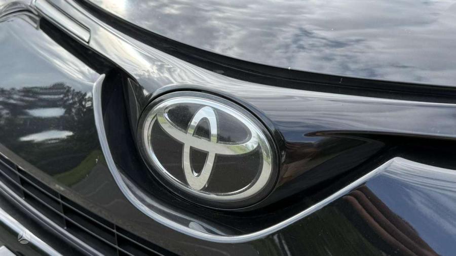 Black Toyota RAV4 2017 in Taurage, with an engine capacity of 2.00 L and mileage of 240 thousand km for 11999 €, photo 16 on AUTOMOTO.COM.LV