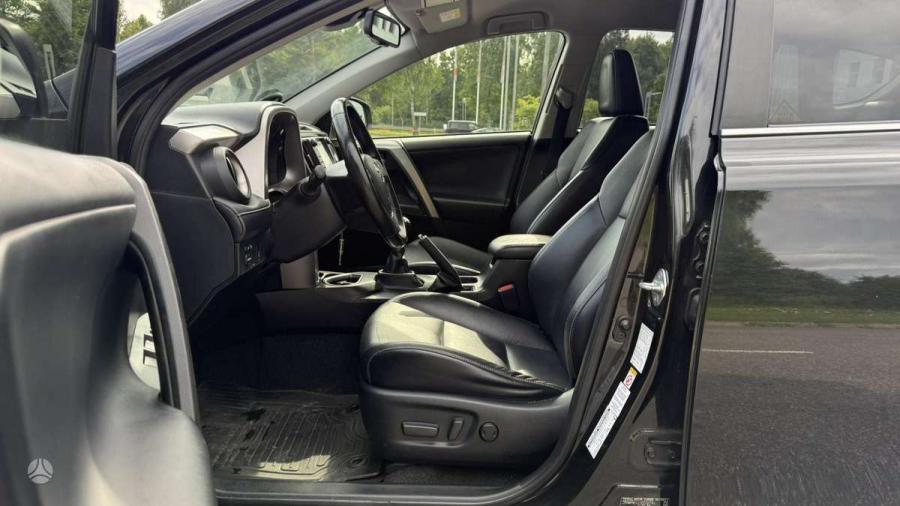 Black Toyota RAV4 2017 in Taurage, with an engine capacity of 2.00 L and mileage of 240 thousand km for 11999 €, photo 18 on AUTOMOTO.COM.LV