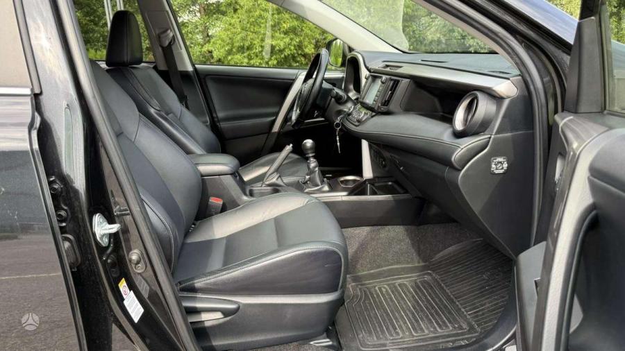 Black Toyota RAV4 2017 in Taurage, with an engine capacity of 2.00 L and mileage of 240 thousand km for 11999 €, photo 19 on AUTOMOTO.COM.LV