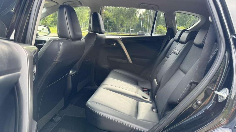 Black Toyota RAV4 2017 in Taurage, with an engine capacity of 2.00 L and mileage of 240 thousand km for 11999 €, photo 20 on AUTOMOTO.COM.LV