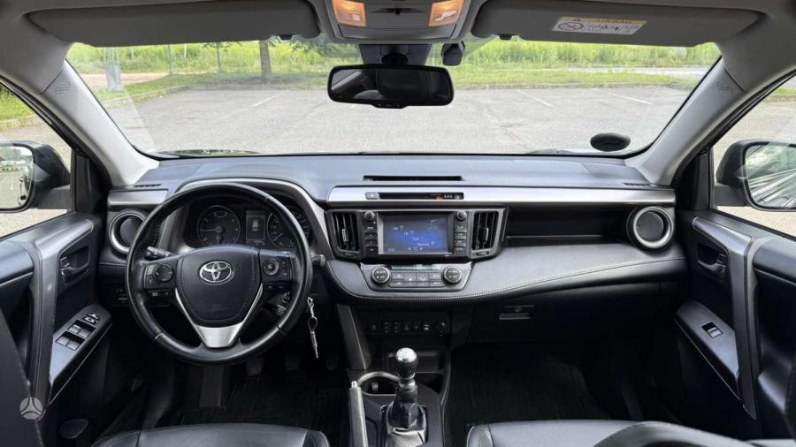 Black Toyota RAV4 2017 in Taurage, with an engine capacity of 2.00 L and mileage of 240 thousand km for 11999 €, photo 22 on AUTOMOTO.COM.LV