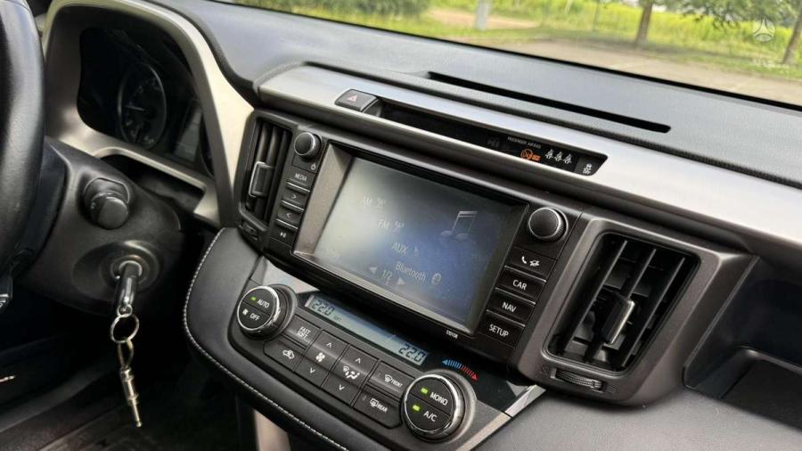 Black Toyota RAV4 2017 in Taurage, with an engine capacity of 2.00 L and mileage of 240 thousand km for 11999 €, photo 23 on AUTOMOTO.COM.LV