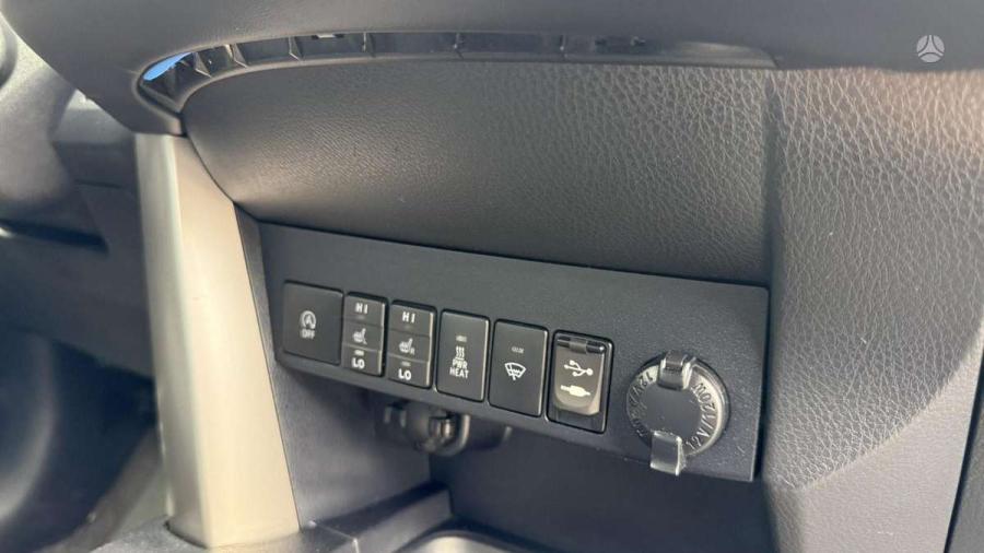 Black Toyota RAV4 2017 in Taurage, with an engine capacity of 2.00 L and mileage of 240 thousand km for 11999 €, photo 26 on AUTOMOTO.COM.LV