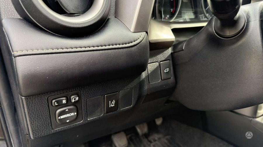 Black Toyota RAV4 2017 in Taurage, with an engine capacity of 2.00 L and mileage of 240 thousand km for 11999 €, photo 30 on AUTOMOTO.COM.LV