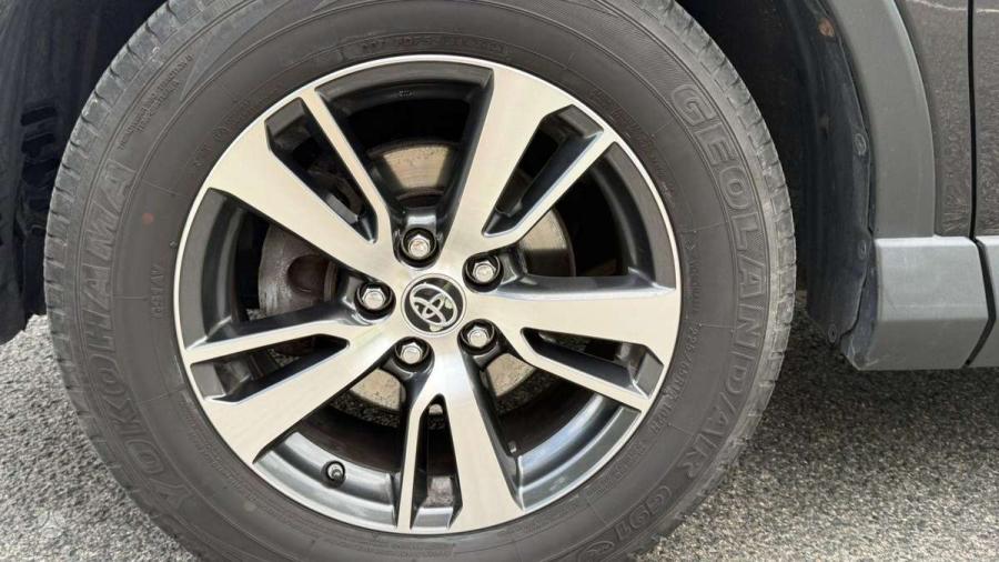 Black Toyota RAV4 2017 in Taurage, with an engine capacity of 2.00 L and mileage of 240 thousand km for 11999 €, photo 31 on AUTOMOTO.COM.LV