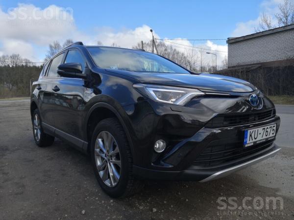 Toyota RAV4 2017 in Riga on AUTOMOTO.COM.LV Black Toyota RAV4 2017 in Riga, with an engine capacity of 2.50 L and mileage of 176 thousand km for 15000 €, photo 5 on AUTOMOTO.COM.LV