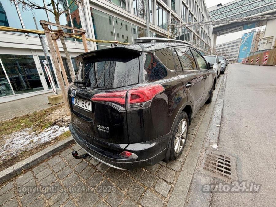 Black Toyota RAV4 2018 in Tallinn, with an engine capacity of 2.49 L and mileage of 125 thousand km for 17900 €, photo 2 on AUTOMOTO.COM.LV
