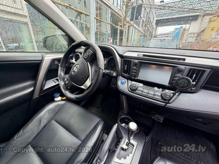 Black Toyota RAV4 2018 in Tallinn, with an engine capacity of 2.49 L and mileage of 125 thousand km for 17900 €, photo 15 on AUTOMOTO.COM.LV