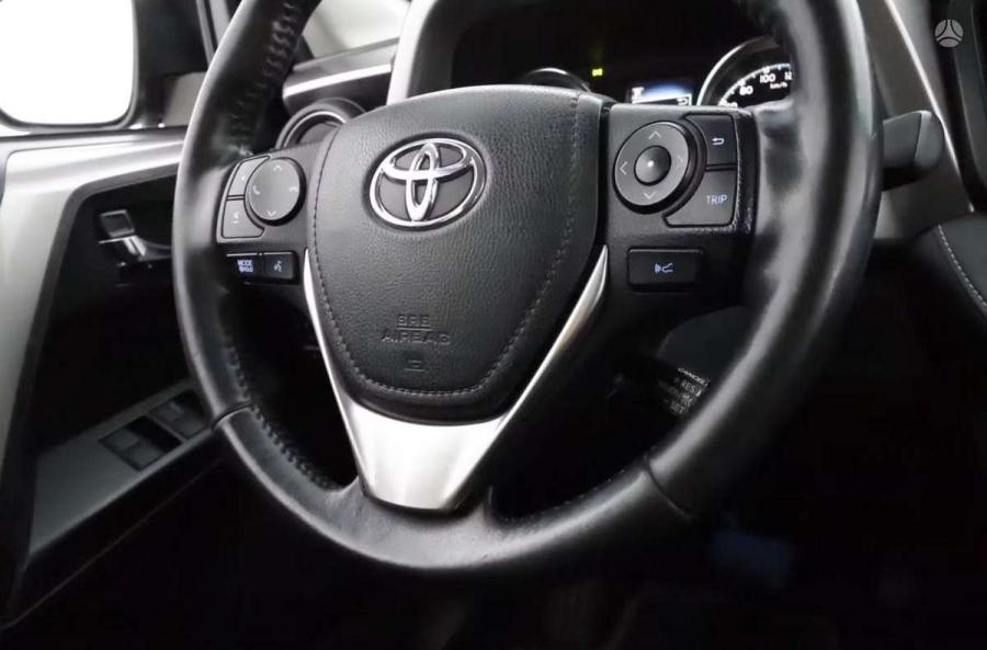Black Toyota RAV4 2018 in Kaunas, with an engine capacity of 2.49 L and mileage of 274 thousand km for 14200 €, photo 5 on AUTOMOTO.COM.LV