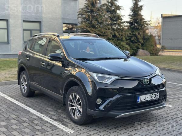Black Toyota RAV4 2018 in Riga, with an engine capacity of 2.50 L and mileage of 109 thousand km for 16500 €, photo 1 on AUTOMOTO.COM.LV