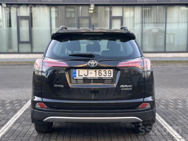 Black Toyota RAV4 2018 in Riga, with an engine capacity of 2.50 L and mileage of 109 thousand km for 16500 €, photo 5 on AUTOMOTO.COM.LV