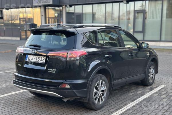 Black Toyota RAV4 2018 in Riga, with an engine capacity of 2.50 L and mileage of 109 thousand km for 16500 €, photo 7 on AUTOMOTO.COM.LV