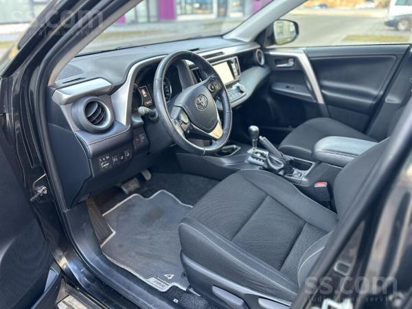 Black Toyota RAV4 2018 in Riga, with an engine capacity of 2.50 L and mileage of 109 thousand km for 16500 €, photo 9 on AUTOMOTO.COM.LV