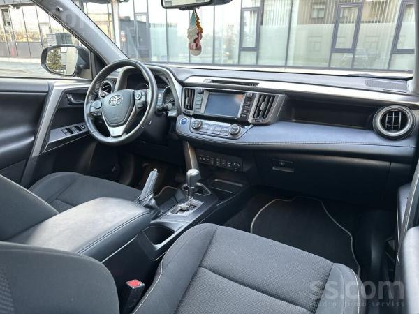 Black Toyota RAV4 2018 in Riga, with an engine capacity of 2.50 L and mileage of 109 thousand km for 16500 €, photo 10 on AUTOMOTO.COM.LV