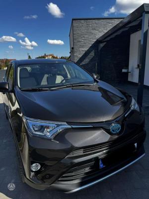 Black Toyota RAV4 2018 in Gargzdai, with an engine capacity of 2.49 L and mileage of 72 thousand km for 20500 €, photo  on AUTOMOTO.COM.LV
