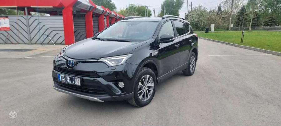 Black Toyota RAV4 2018 in Plunge, with an engine capacity of 2.49 L and mileage of 142 thousand km for 18900 €, photo 1 on AUTOMOTO.COM.LV
