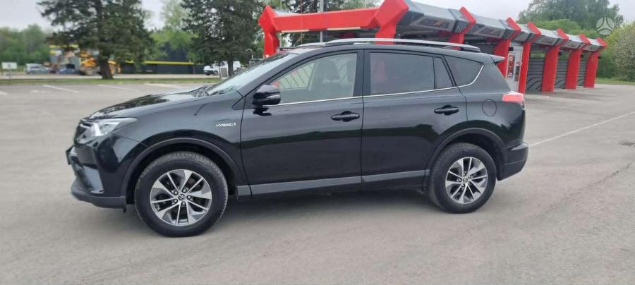 Black Toyota RAV4 2018 in Plunge, with an engine capacity of 2.49 L and mileage of 142 thousand km for 18900 €, photo 3 on AUTOMOTO.COM.LV