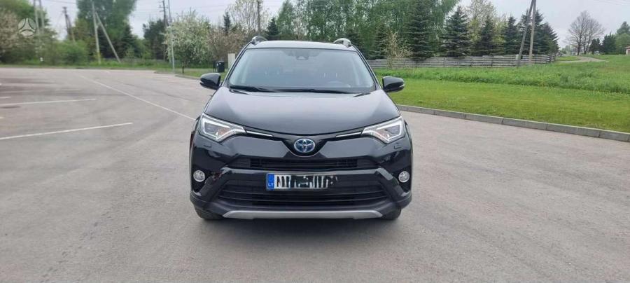 Black Toyota RAV4 2018 in Plunge, with an engine capacity of 2.49 L and mileage of 142 thousand km for 18900 €, photo 4 on AUTOMOTO.COM.LV