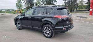 Black Toyota RAV4 2018 in Plunge, with an engine capacity of 2.49 L and mileage of 142 thousand km for 18900 €, photo 5 on AUTOMOTO.COM.LV
