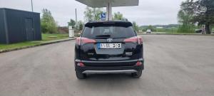 Black Toyota RAV4 2018 in Plunge, with an engine capacity of 2.49 L and mileage of 142 thousand km for 18900 €, photo 6 on AUTOMOTO.COM.LV