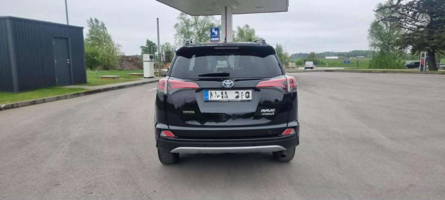 Black Toyota RAV4 2018 in Plunge, with an engine capacity of 2.49 L and mileage of 142 thousand km for 18900 €, photo 6 on AUTOMOTO.COM.LV