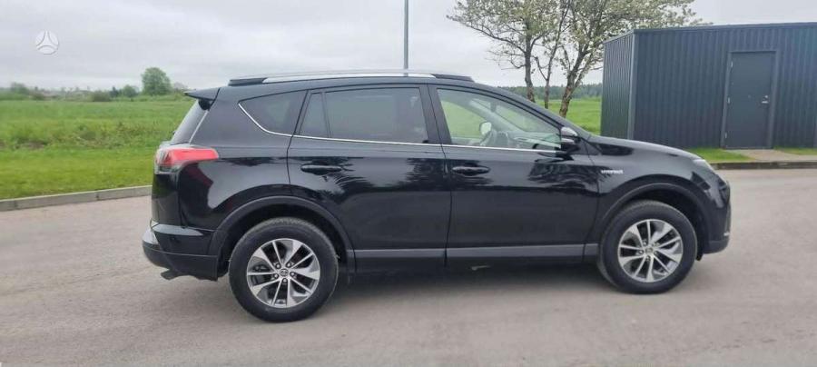Black Toyota RAV4 2018 in Plunge, with an engine capacity of 2.49 L and mileage of 142 thousand km for 18900 €, photo 8 on AUTOMOTO.COM.LV