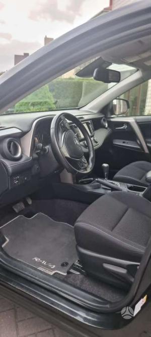 Black Toyota RAV4 2018 in Plunge, with an engine capacity of 2.49 L and mileage of 142 thousand km for 18900 €, photo 12 on AUTOMOTO.COM.LV