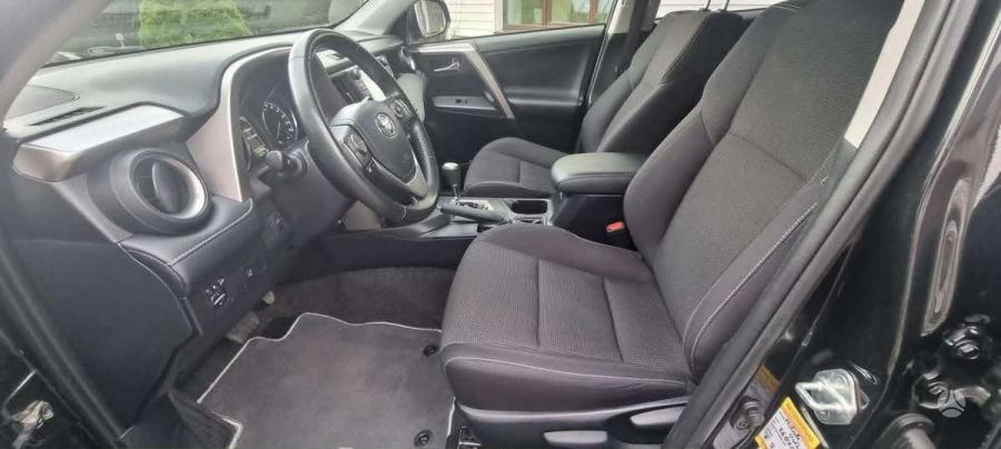 Black Toyota RAV4 2018 in Plunge, with an engine capacity of 2.49 L and mileage of 142 thousand km for 18900 €, photo 13 on AUTOMOTO.COM.LV