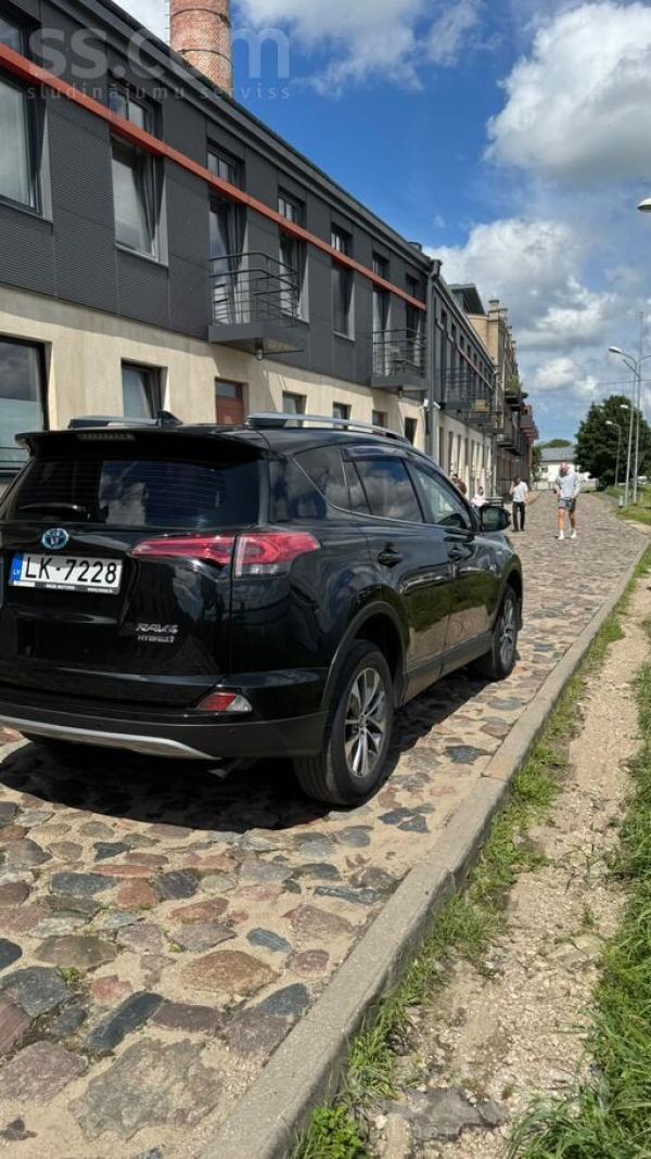 Melns Toyota RAV4 2018 Rīga, ar dzinēja tilpumu 2.50 L un nobraukumu 120 tūkst. km par 17450 €, foto 1 vietnē AUTOMOTO.COM.LV