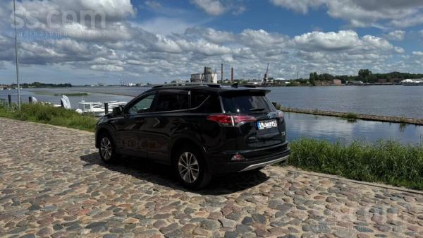 Melns Toyota RAV4 2018 Rīga, ar dzinēja tilpumu 2.50 L un nobraukumu 120 tūkst. km par 17450 €, foto 3 vietnē AUTOMOTO.COM.LV