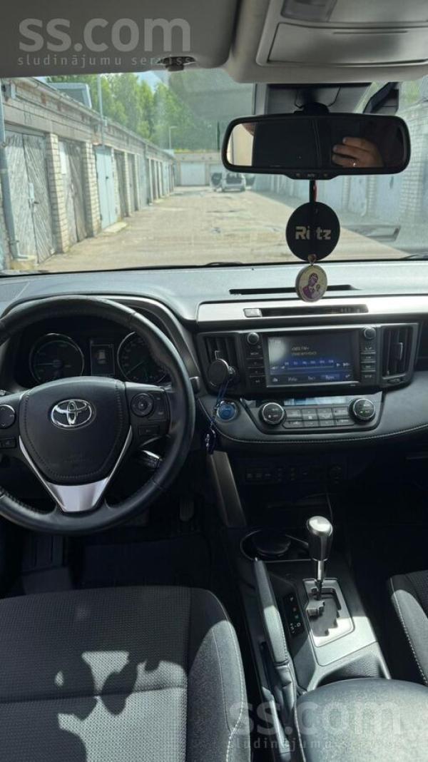 Melns Toyota RAV4 2018 Rīga, ar dzinēja tilpumu 2.50 L un nobraukumu 120 tūkst. km par 17450 €, foto 4 vietnē AUTOMOTO.COM.LV