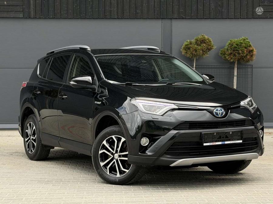 Black Toyota RAV4 2018 in Siauliai, with an engine capacity of 2.49 L and mileage of 152 thousand km for 18350 €, photo 1 on AUTOMOTO.COM.LV