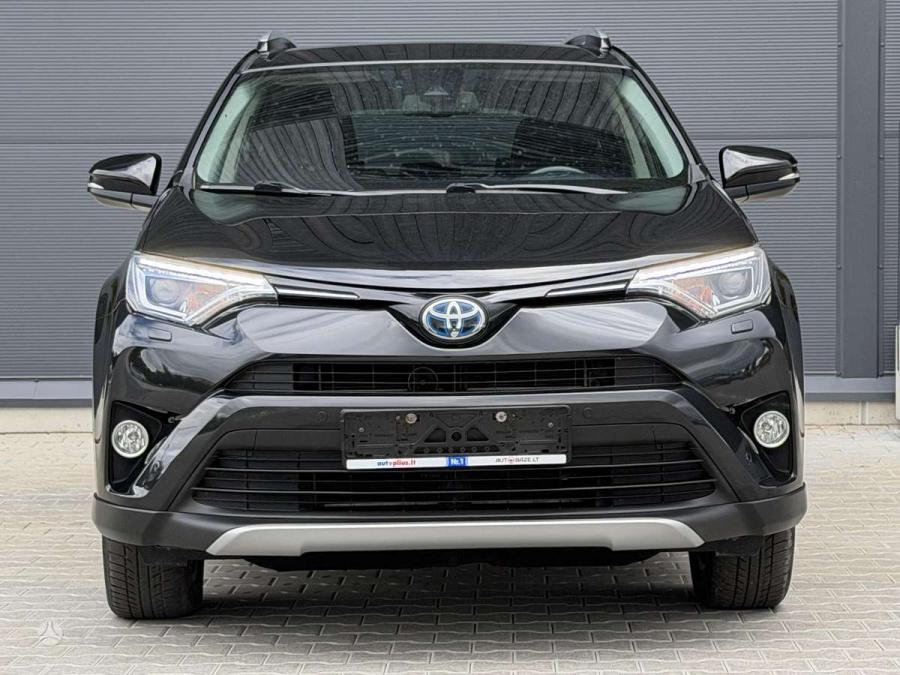 Black Toyota RAV4 2018 in Siauliai, with an engine capacity of 2.49 L and mileage of 152 thousand km for 18350 €, photo 3 on AUTOMOTO.COM.LV