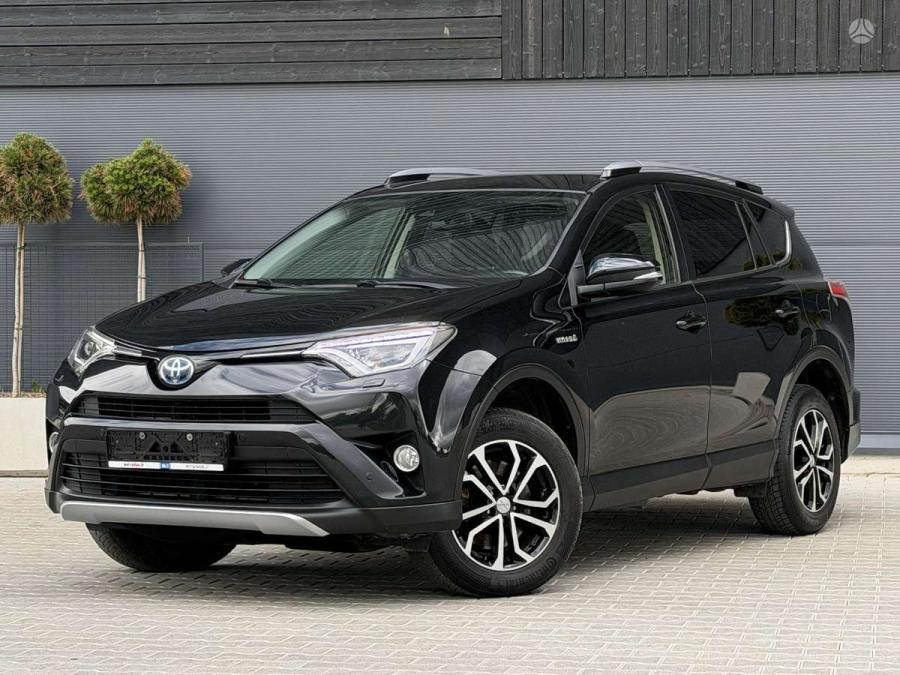 Black Toyota RAV4 2018 in Siauliai, with an engine capacity of 2.49 L and mileage of 152 thousand km for 18350 €, photo 4 on AUTOMOTO.COM.LV