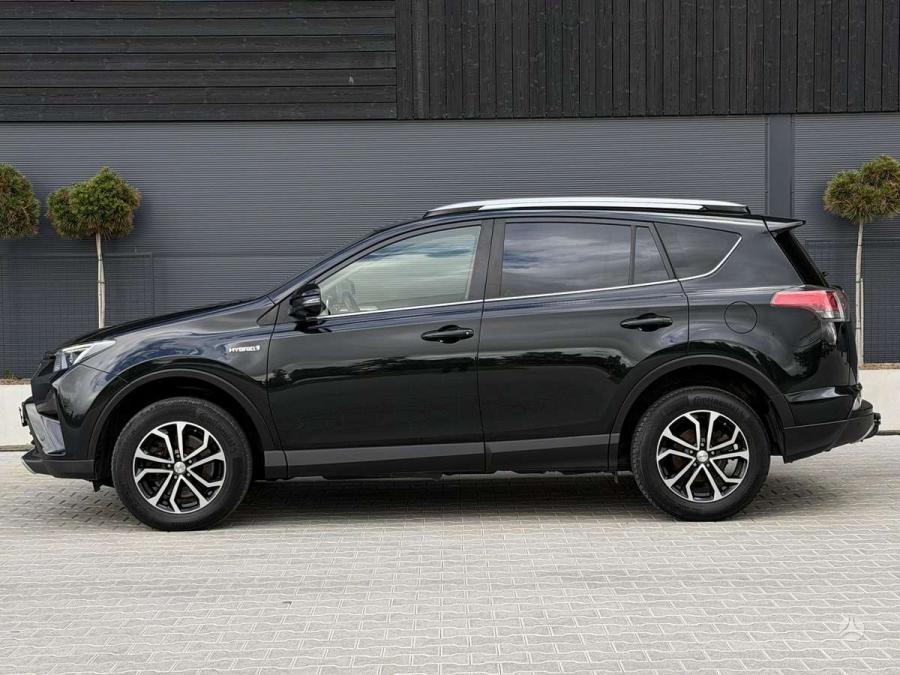 Black Toyota RAV4 2018 in Siauliai, with an engine capacity of 2.49 L and mileage of 152 thousand km for 18350 €, photo 5 on AUTOMOTO.COM.LV