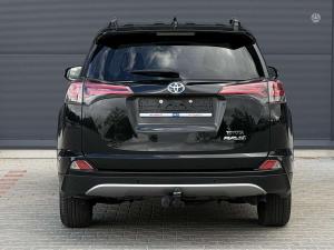 Black Toyota RAV4 2018 in Siauliai, with an engine capacity of 2.49 L and mileage of 152 thousand km for 18350 €, photo 7 on AUTOMOTO.COM.LV