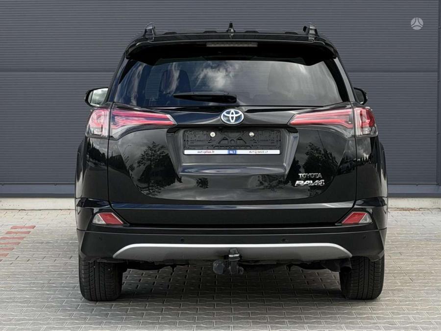 Black Toyota RAV4 2018 in Siauliai, with an engine capacity of 2.49 L and mileage of 152 thousand km for 18350 €, photo 7 on AUTOMOTO.COM.LV